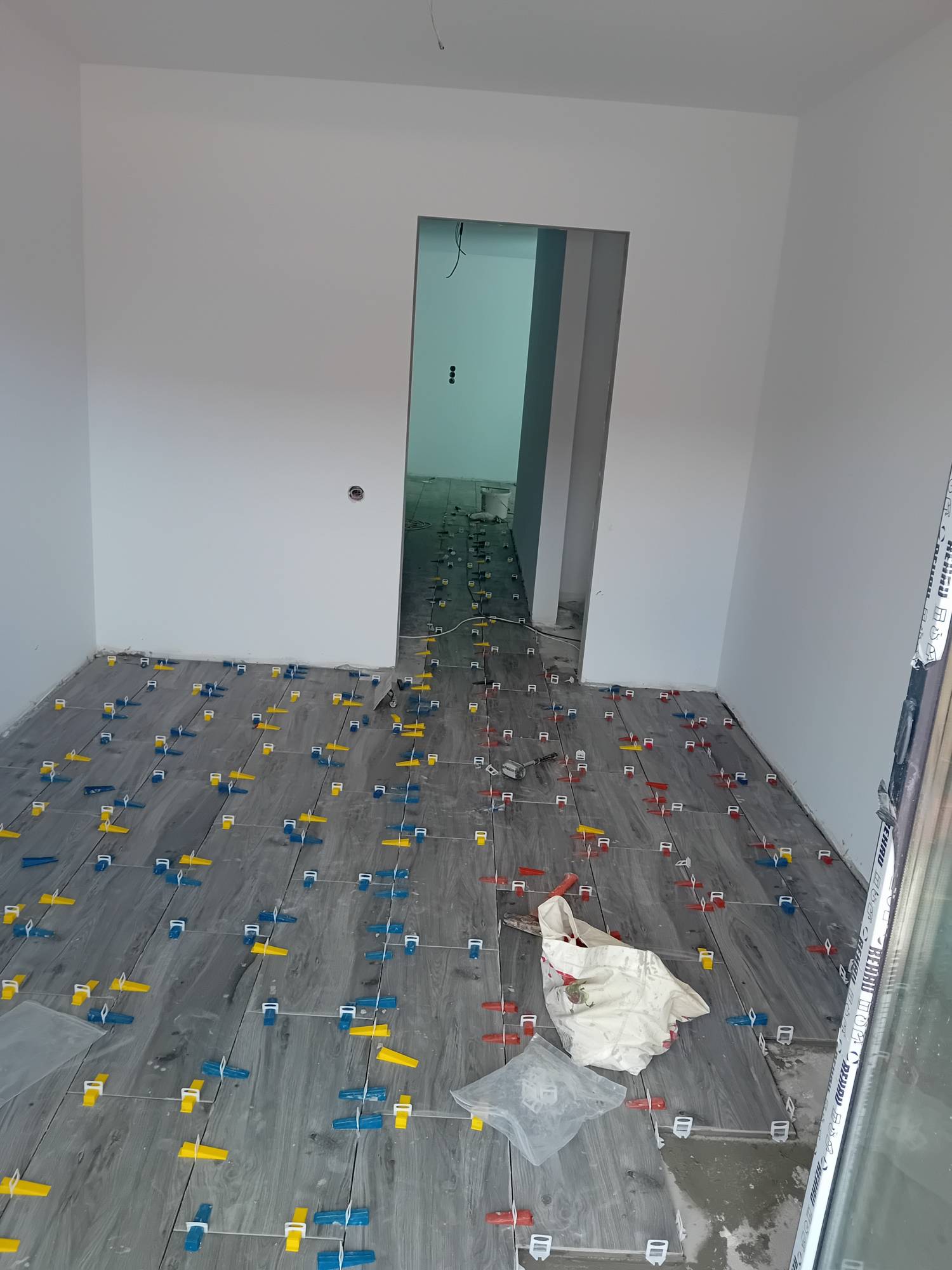 Echipa autorizata amenajari interioare i exterioare executa meseriasi ...